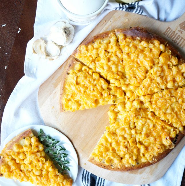 mac & cheese pizza with garlic bread crust - The Baking Fairy