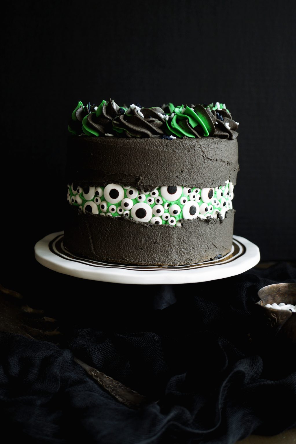 eyeball fault line cake {vegan green velvet} - The Baking Fairy